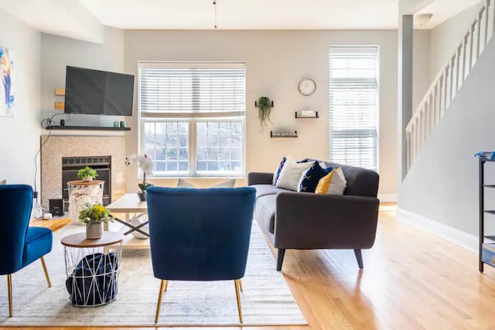 Cosy Room Near Medical District W/ Private Balcony - Chicago, IL
