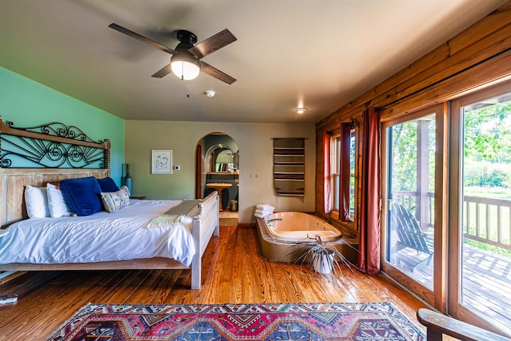 11-bedroom Retreat Entire Lodge - Grand Isle, VT