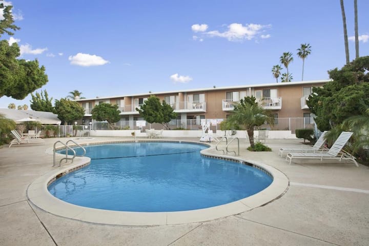 A Place You'll Surely Enjoy! 2 Units, Outdoor Pool - Los Angeles, CA
