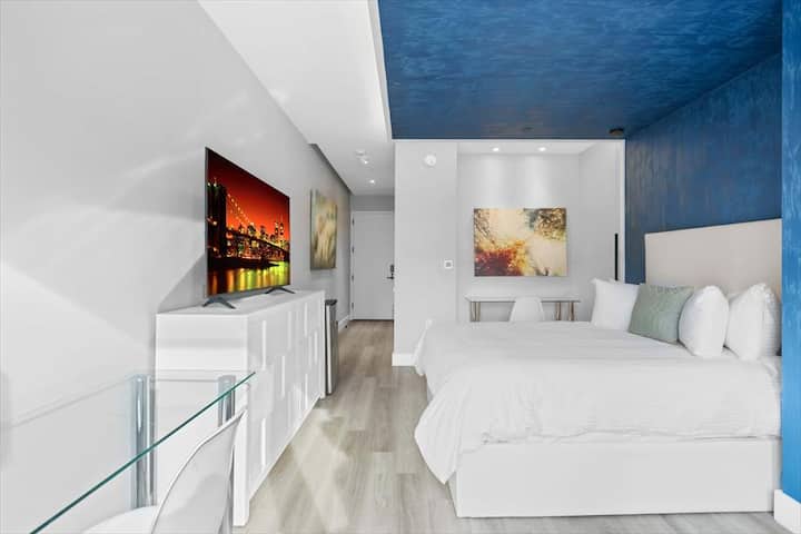 Chic 1br W/ Manhattan Views + Roof Deck - Bronx, NY