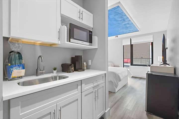 Near Stadium | Queen Suite| Kitchenette | Gym - Bronx, NY