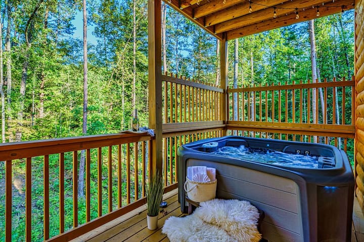 Luxe Cabin W/hot Tub & Game Room | 3 Mi To Parkway - Pigeon Forge, TN