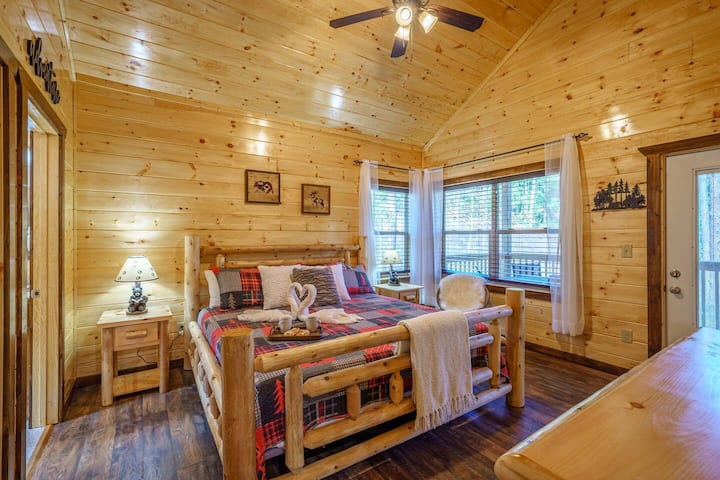 Couples Cabin! King Bed | Cozy Smokies! | Hot Tub - Pigeon Forge, TN