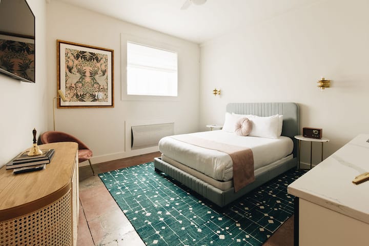 Queen Suite At The Bellwether Hotel - Louisville, KY