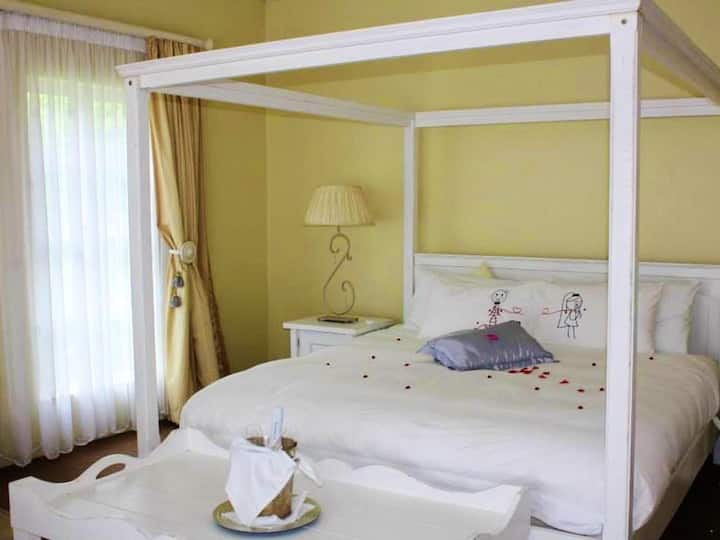 French Oak Suite - Hogsback