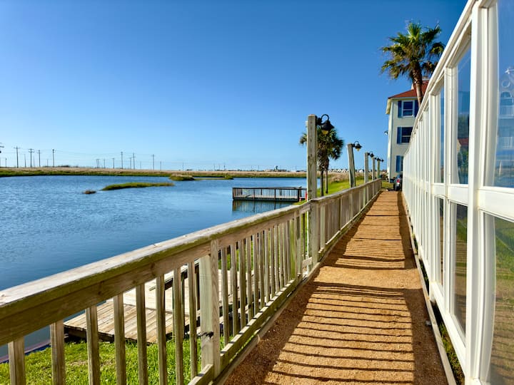 2nd Floor Condo: Close To Beach, Heated Pool, Gym! - Corpus Christi, TX