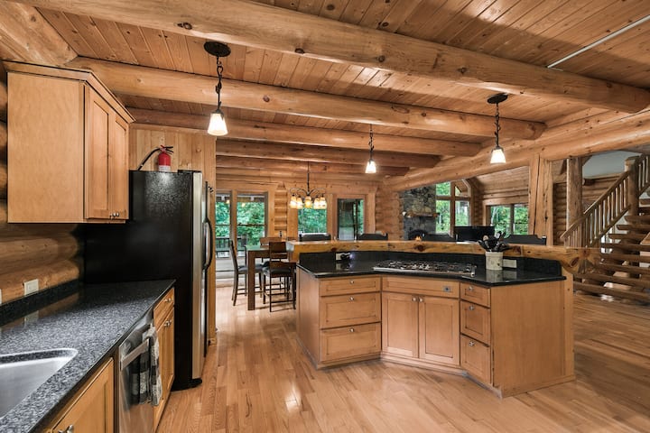 Grande Lodge: Log Home On 6+ Acres W/ Hot Tub - Washington