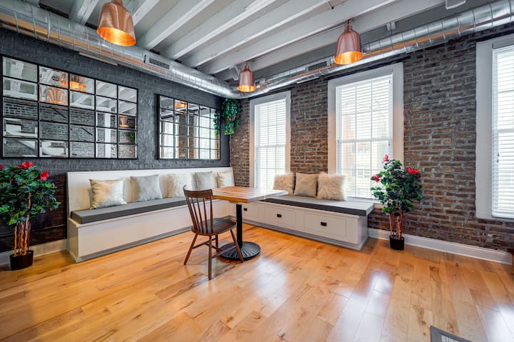 Spacious 2 Bed/2 Bath Apartment In West Town! - Chicago