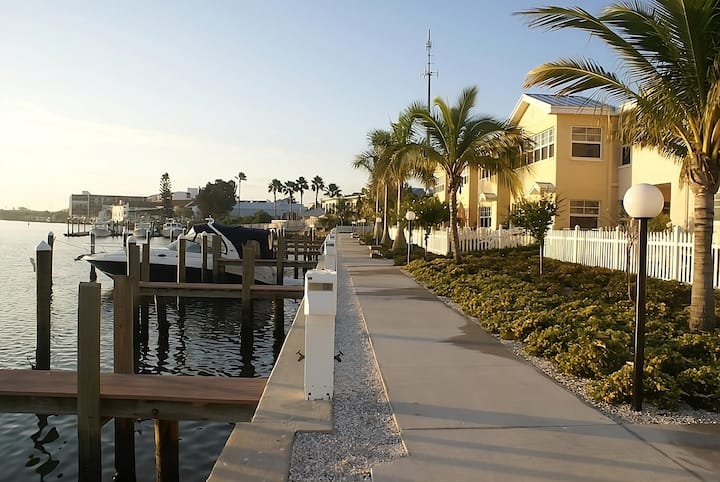 Waterfront Resort! Relaxing Suite, Free Parking - Indian Rocks Beach, FL