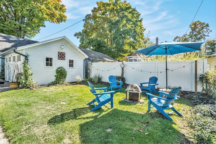 Breezy Beach Bungalow, Dog Friendly, Walk Downtown - Van Buren State Park, South Haven Charter Twp