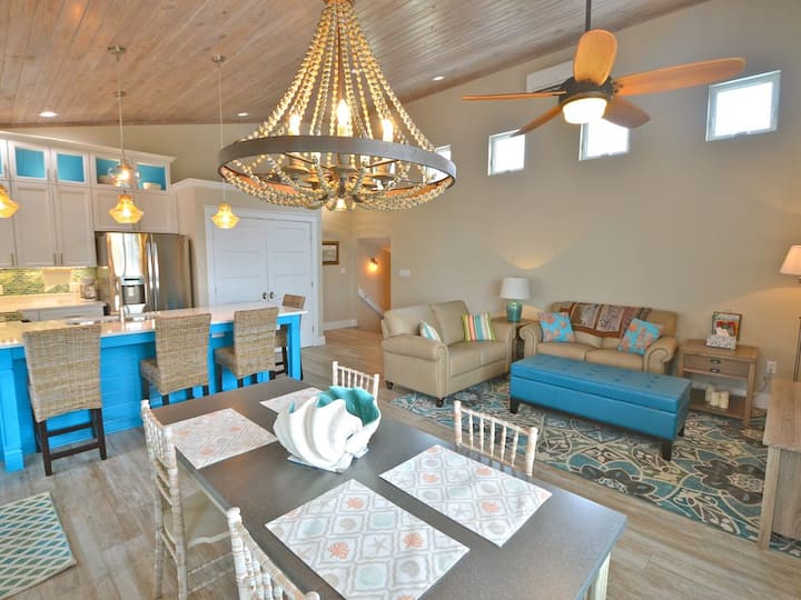 Coastal Chic With Premium Internet At Studio 589! - Cedar Key, FL