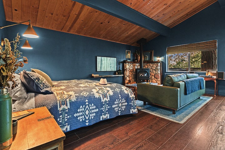 Black Mountain By Freewyld | Romantic Tiny Cabin - Idyllwild-Pine Cove, CA