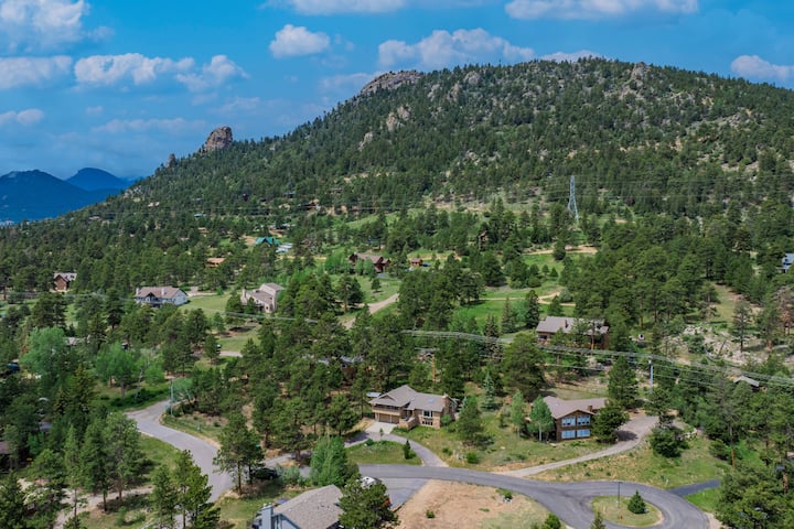 Views, Hot Tub, Fire Pit, Rec Room Near Rmnp, Town - コロラド州