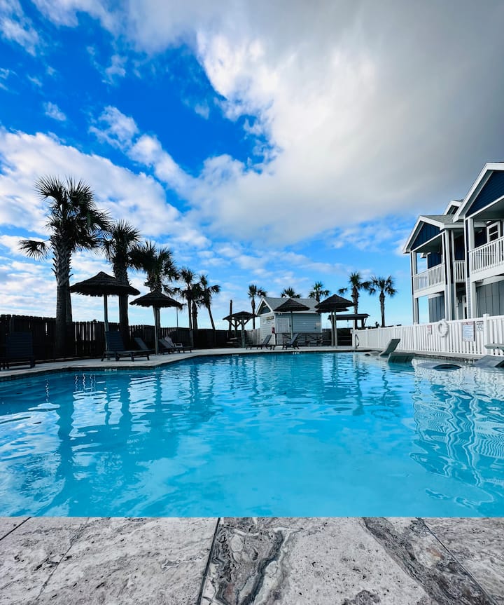 Island Oasis W/pool & Patio That's Next To Beach! - Corpus Christi, TX