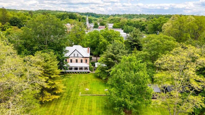 Historic Event Estate | Sleeps 20 | Hudson Valley - Catskill, NY
