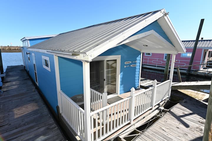 Gorgeous Upscale Houseboat Moored On The River! - Apalachicola, FL