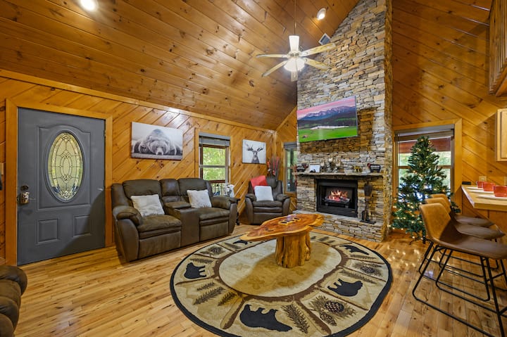 Luxury Great Retreat! Hottub, Playground, Firepit! - Sevierville, TN