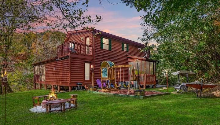 Luxury Great Retreat! Hottub, Playground, Firepit! - Sevierville, TN
