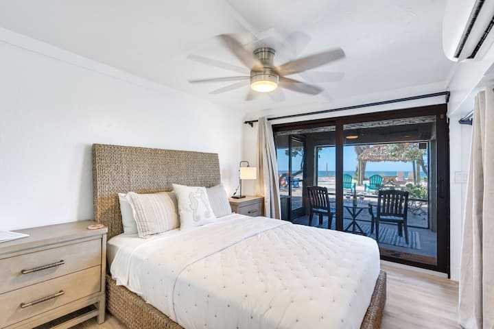 Gulf Views - No Stairs - Directly “On The Beach” - Jensen's "On The Gulf" - Cozy Suite 1 - Sanibel Island, FL