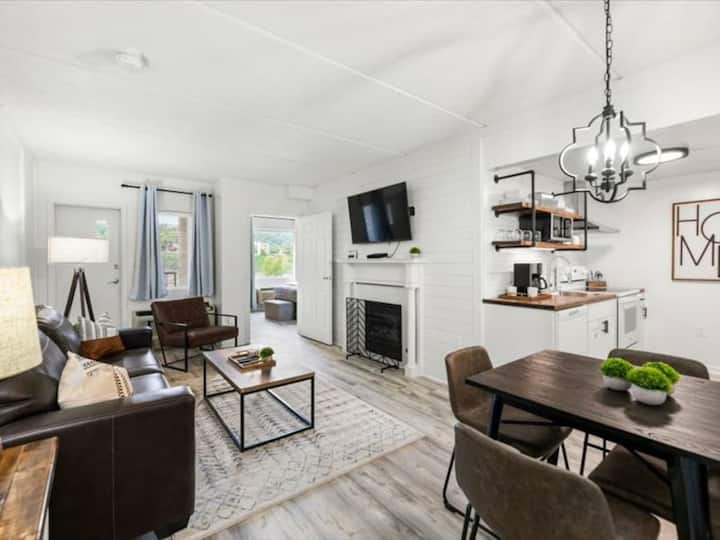 Gt502 Downtown Gatlinburg Condo W/pool & Hot Tub! - Gatlinburg, TN