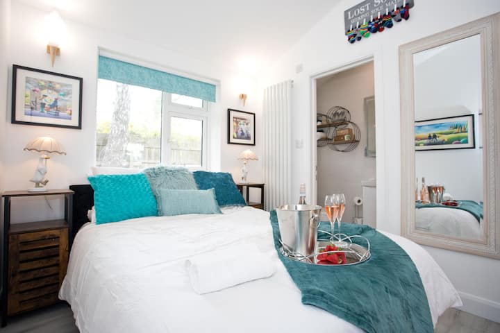 A Rural Retreat At This Modern Holiday Cottage - Ringwood