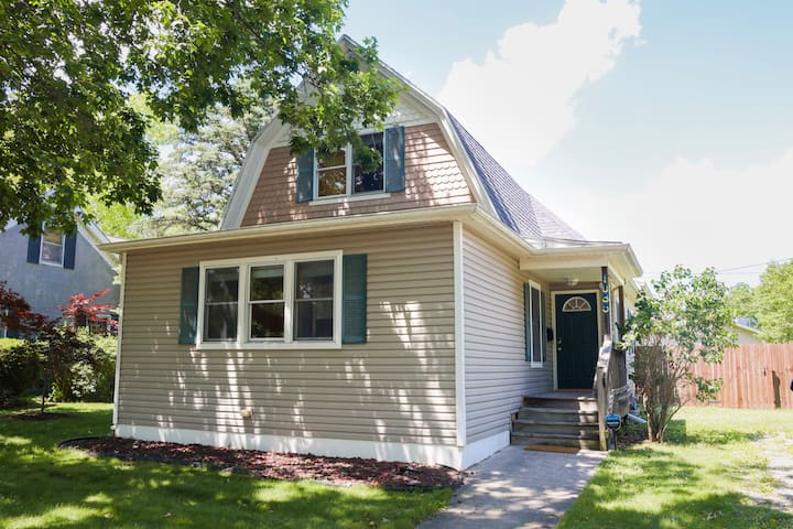 Walkable Farmhouse Near Beach & Town - Lake Geneva