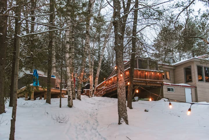 Cozy Lakefront Cottage: Views-hot Tub-pet Friendly - Huntsville