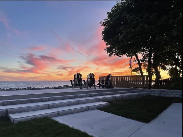 Erie Shores Lakehouse! · Sunsets & Hot Tub - Leamington
