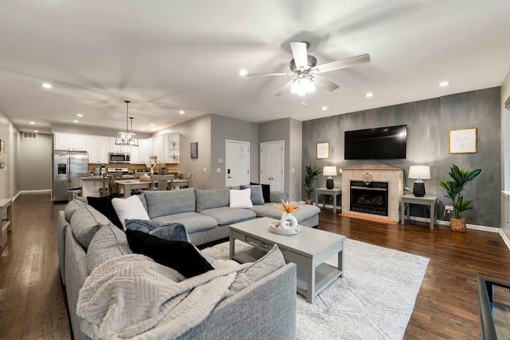 South Loop 3br/2ba Condo With Balcony & Parking - Chicago, IL
