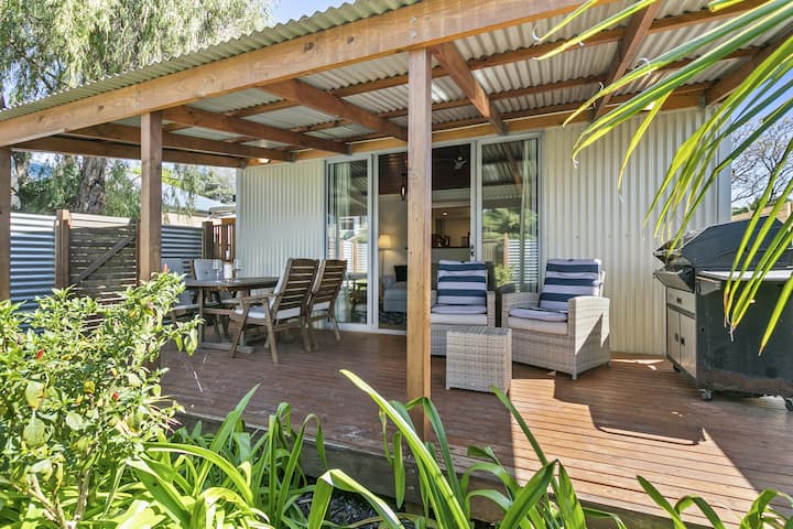 Coral Haven ~ Aldinga Beach - A Little Oasis ~ Beautifully Renovated Mid-century Beach Shack - Aldinga