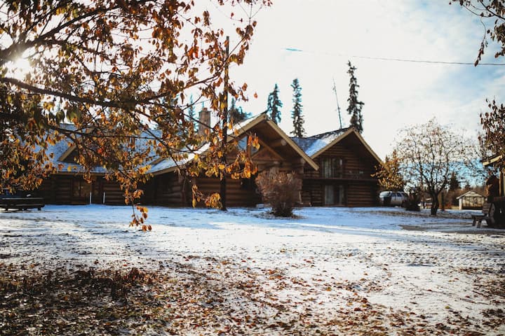 Log Apartment "Alaska Adventure Lodge"*hot Tub* - Fairbanks, AK