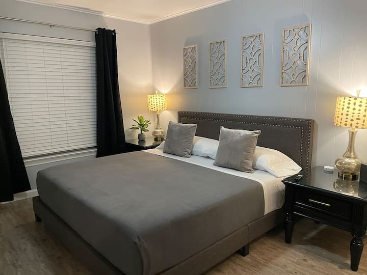 Henderson Hideaway - King Bed, Patio & Walkable - Dallas