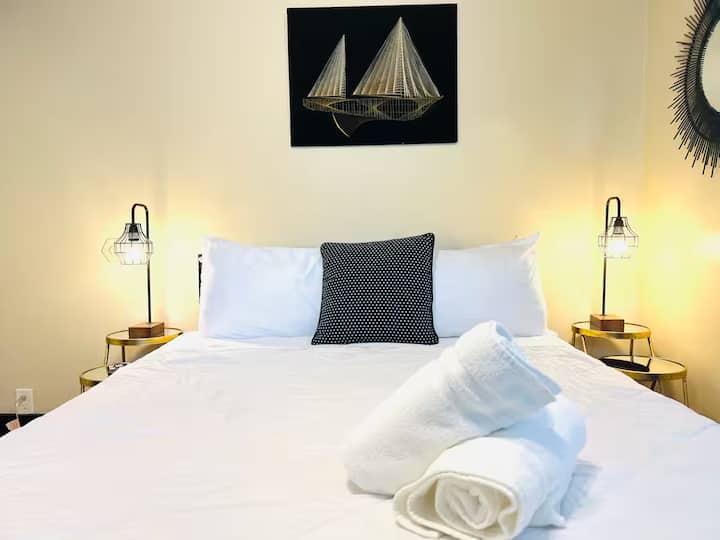 Tranquil Studio Retreat: Near Little Italy - San Diego