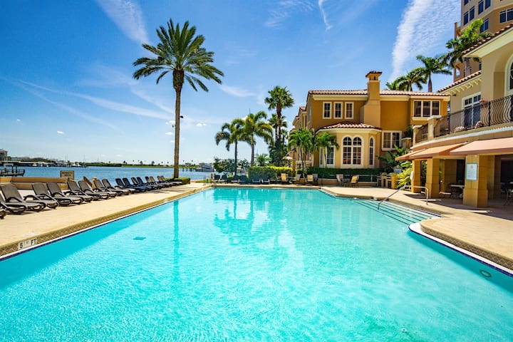 Belle Harbor! 2 Bedroom Across From Clearwater Bch - Clearwater Beach, FL