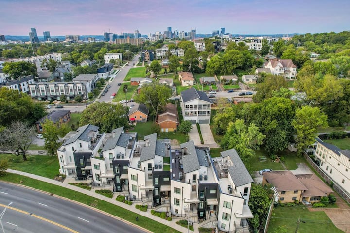 Downtown Nashville Walk To The Gulch And Edgehill - Nashville, TN