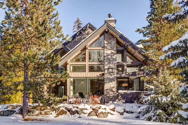 Stellar Jay Chalet-luxury W/ Hottub On Golf Course - Whistler