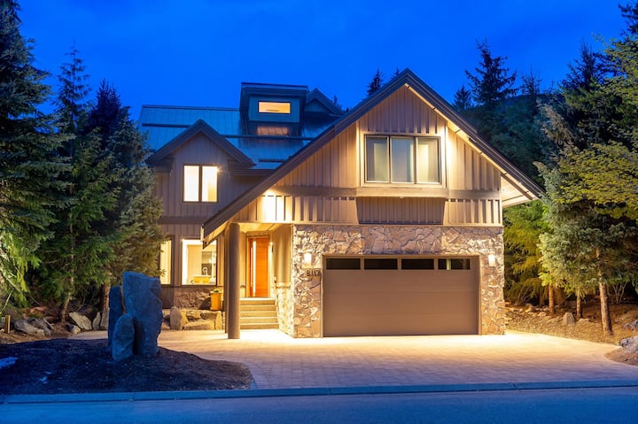 Stellar Jay Chalet-luxury W/ Hottub On Golf Course - Whistler