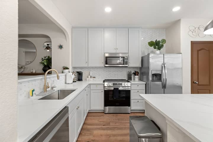 Round Rock Oasis: 4 Bedrooms + Outdoor Firepit - Round Rock, TX