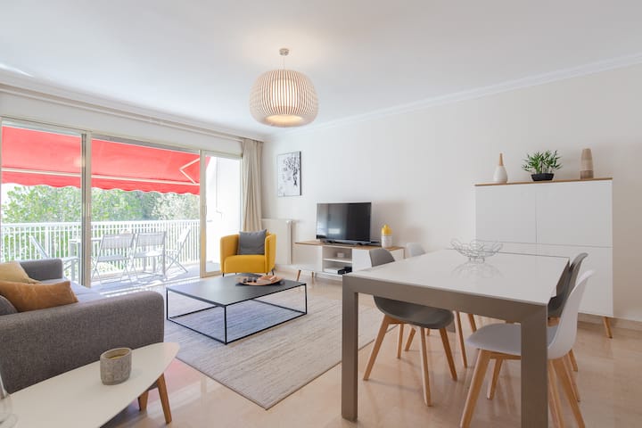 Le Corail Spacieux Avec Beau Et Ample Balcon - Cannes