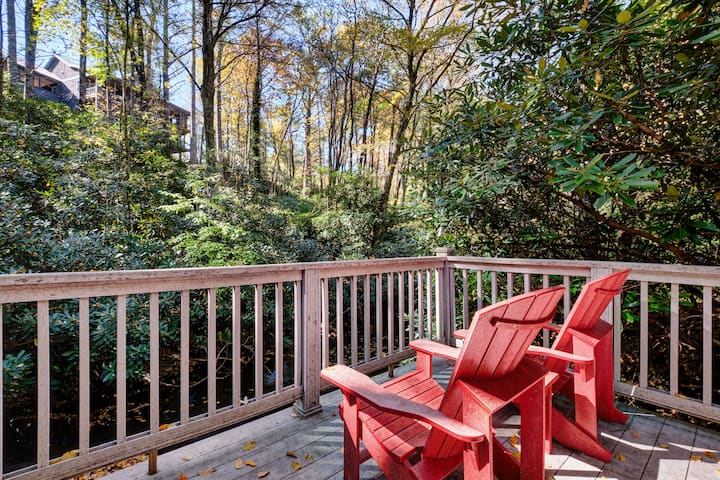 Waterfall Bungalow: Quaint Cottage On Mill Creek W/ Deck | Walk To Downtown - Highlands, NC