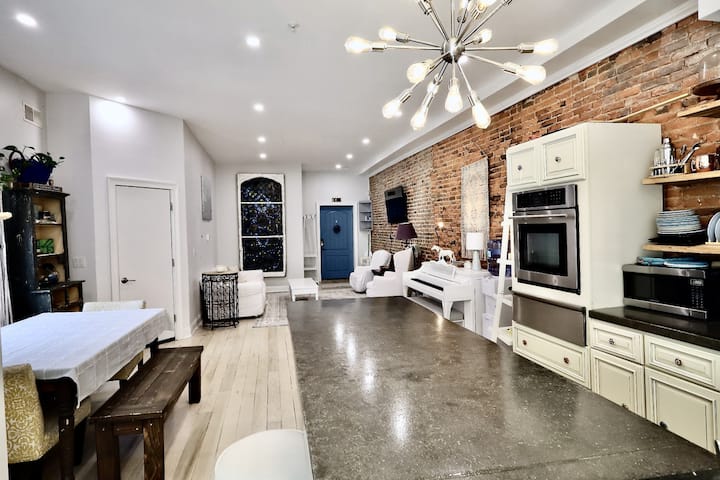 Spacious Oasis - Parking, Private Patio & Roofdeck - Philadelphia, PA