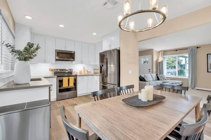 Home 4 Miles To Downtown & 9 Miles To Airport - Sacramento, CA
