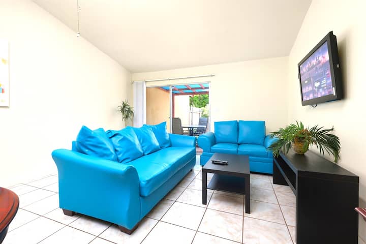 Clide's Mansion, Cozy 2bd/2ba W/ Private Yard! - Brownsville, TX