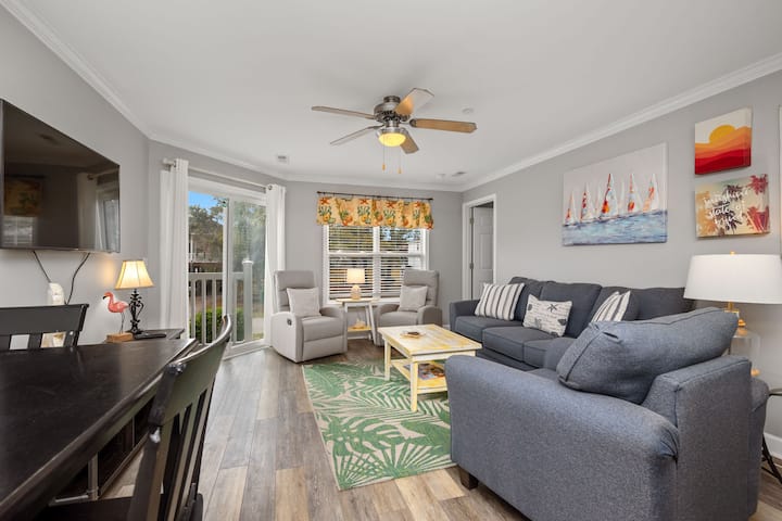 Après Surf: Coastal Condo With Pool, Convenient - Oak Island, NC
