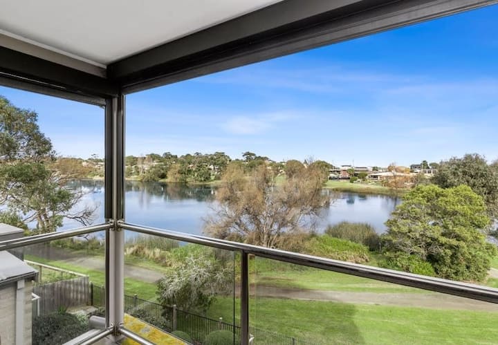 Riviera Lakeside Getaway With Stunning Water Views - Geelong