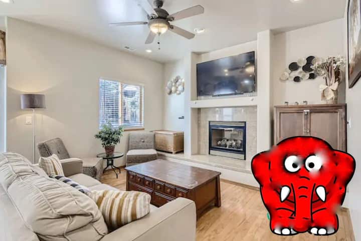 King Bed • Cozy Yet Spacious • Lots Of Bathrooms - Colorado Springs, CO