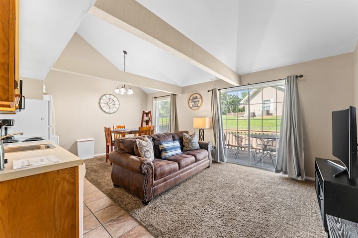 Peaceful Golf View Loft Condo | Near Strip & Lakes - Missouri