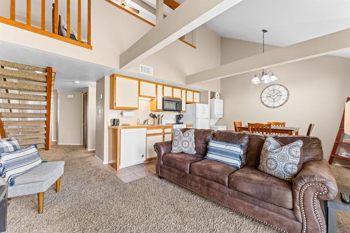 Peaceful Golf View Loft Condo | Near Strip & Lakes - Omaha, AR
