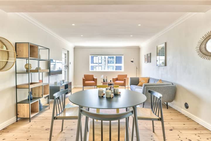 Renovated, Art Deco Couples Retreat With Views! - ケープ・タウン