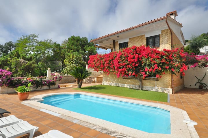 La Villa Dolcedo Est Située Dans L'urbanisation Tranquille De Lloret Dalt, à Seulement 5 - Lloret de Mar